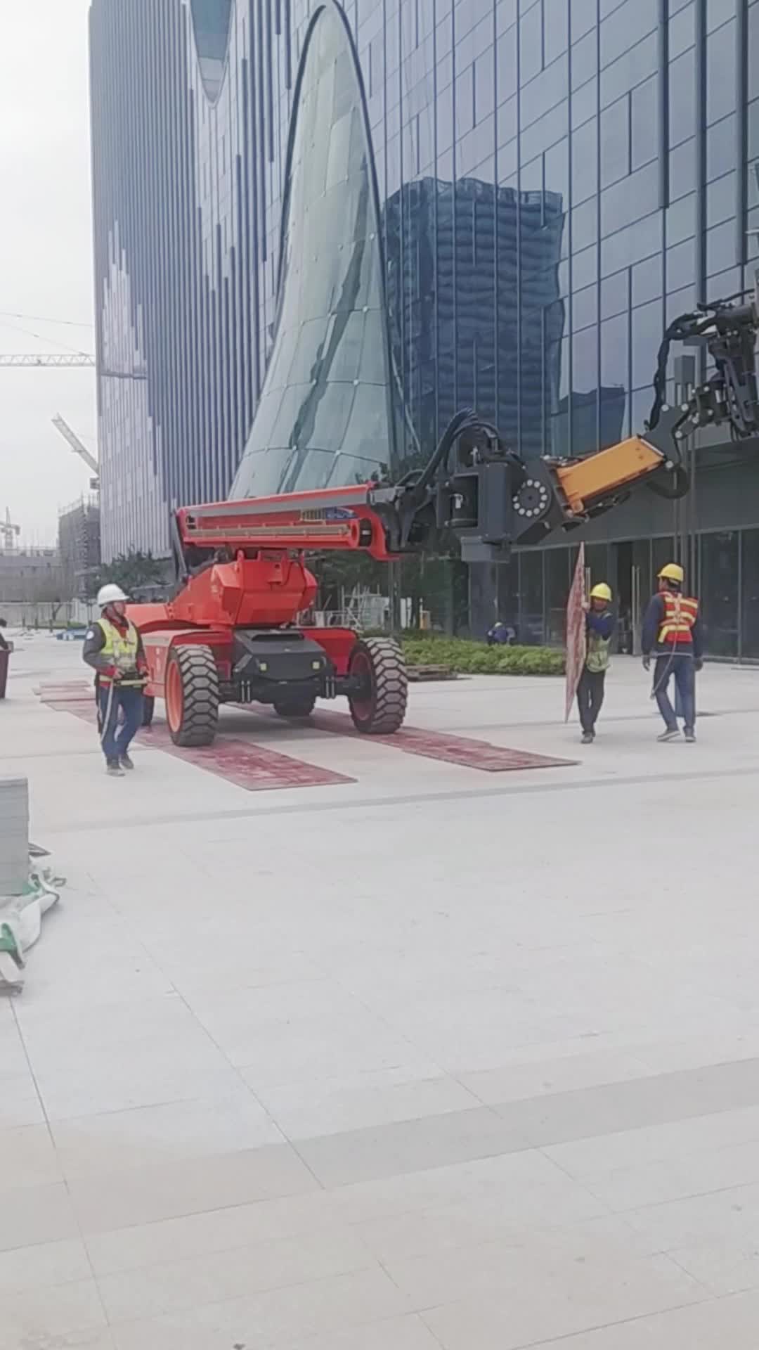 幕墙玻璃安装,三个人就搞定几百块幕墙玻璃(杰程租赁)