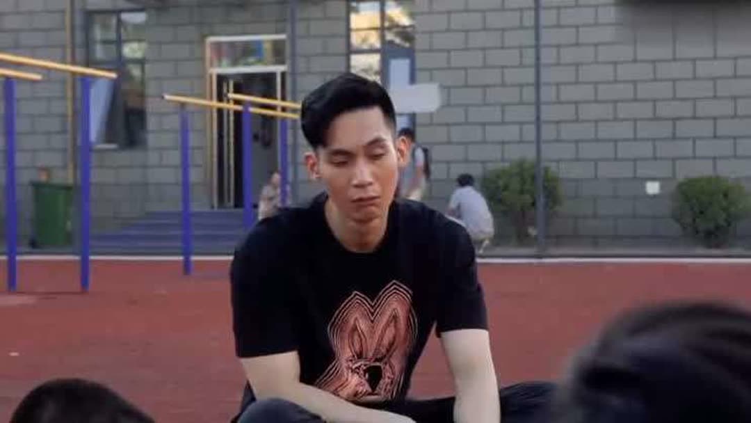 3个小学生非要锻炼身体,体育老师想出妙招,把小朋友害惨了