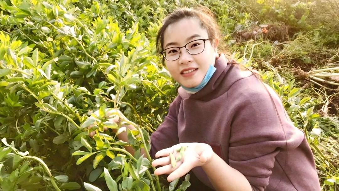 湖北农村姑娘做自媒体,县领导来看望她,她拿自种蔬菜招待