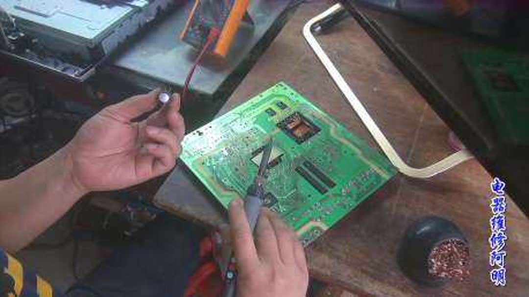 液晶电视不通电,电源板上这个位置都烧黑了还能修好吗?