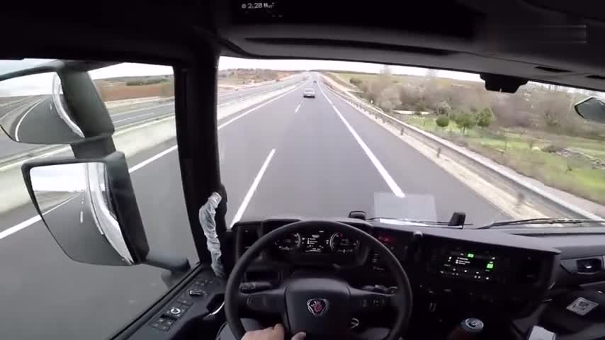 欧卡视角,驾驶斯堪尼亚卡车,感觉不错