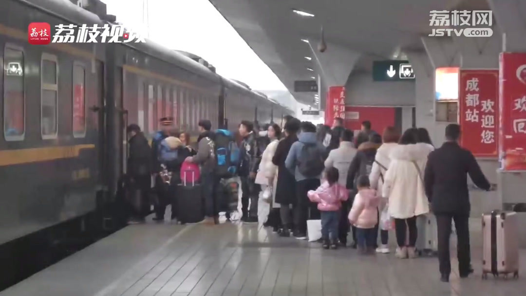 十个小时站票!荔枝特报记者亲身体验春运绿皮车