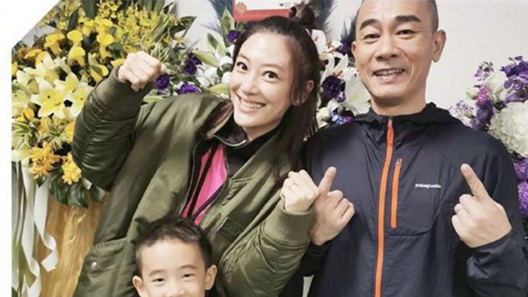 应采儿与陈小春绿洲同比手势寓意超幸福