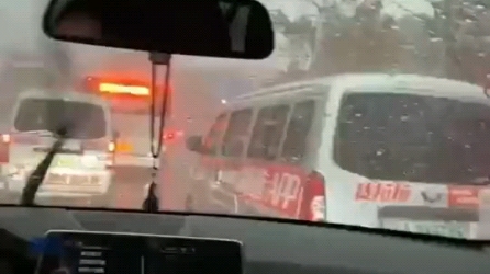 3月24日上午,广州多区下冰雹,被砸车辆排队等修。