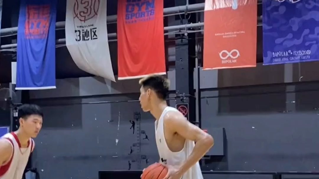 首先断球阻挡犯规,进攻启动走步,辅助手推人犯规