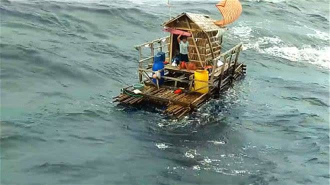 外国一家子住海上,在漂浮的竹筏上建房子,网友:遇上海啸怎么办?