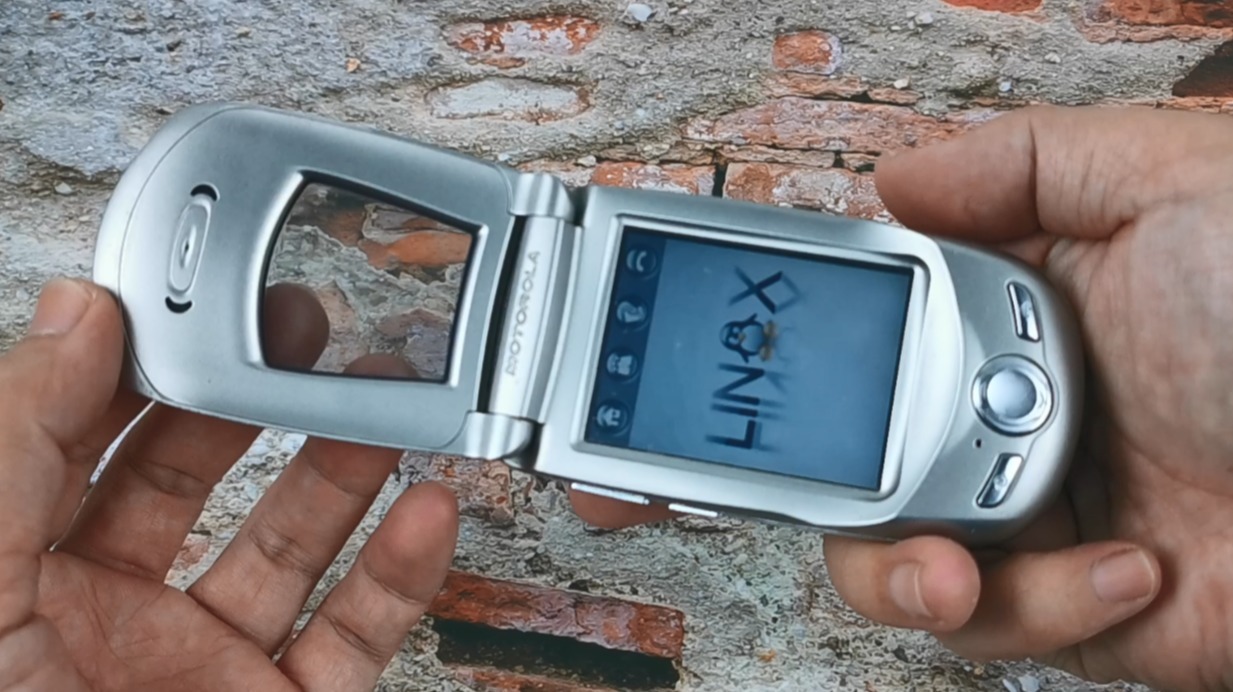 熊小白玩数码:摩托罗拉A760,全球第一款Linux智能手机