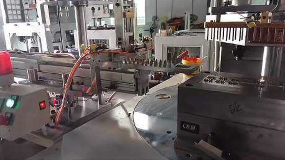 两叉插头注塑成型-JTT-550R圆盘立式注塑机