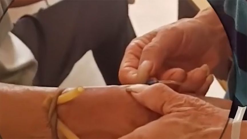 湖北一老医生给大爷扎针,手全程在抖,大爷表情令人哭笑不得!