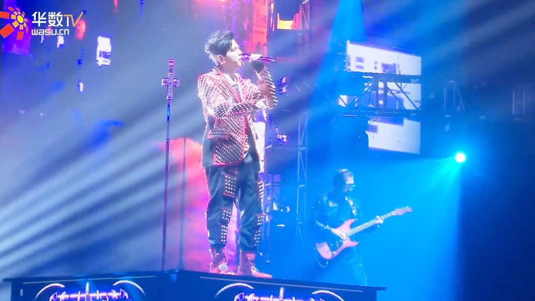 周杰伦巡回演唱会香港开唱 扔双截棍全场嗨炸