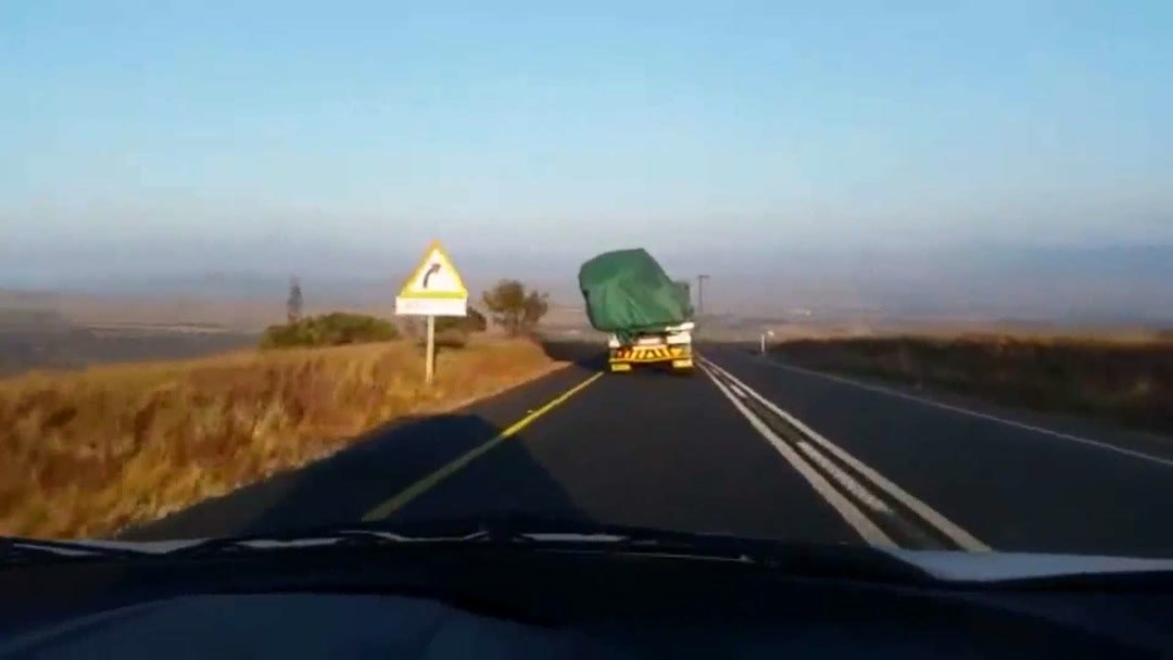 实拍大卡车发生侧翻惊险一幕