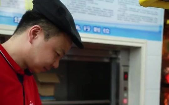 忙碌的一天又开始了,后厨滴日常工作有条不紊。