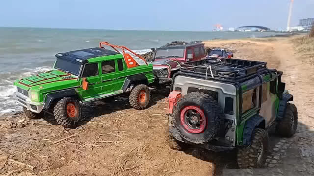 彩色越野车皮卡车在海边度假