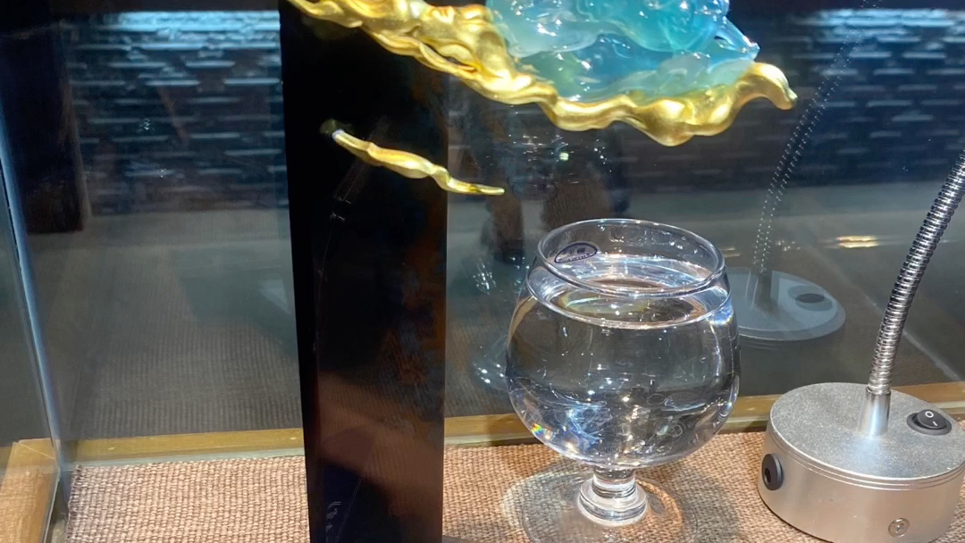 红色翡翠和绿色翡翠哪个更值钱?