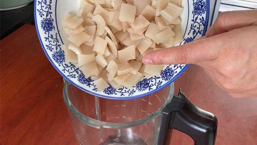 猪皮不用熬煮,放进豆浆机里,分分钟做出爽滑Q弹的猪皮冻,美味
