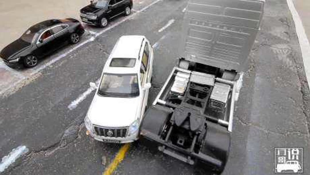 汽车模型:丰田普拉多女司机逆向停车,结果造成交通事故