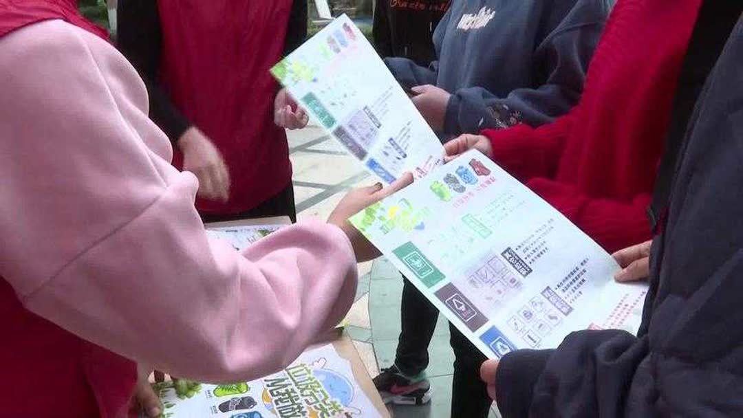 西陂华莲社区开展“创城大妈”清洁行动志愿服务活动