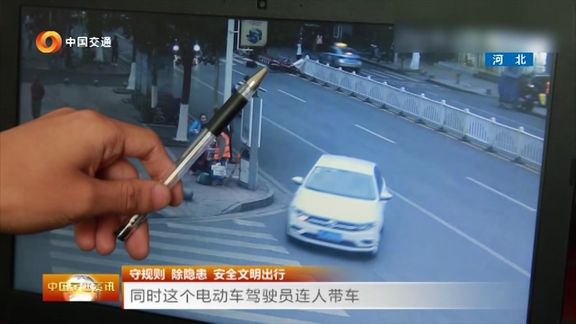 小轿车过斑马线不礼让行人,一小孩直接被撞飞!