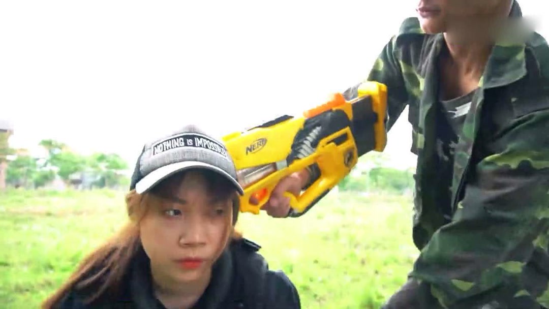 搞笑CS枪战系列-队友被擒,美女双排救援