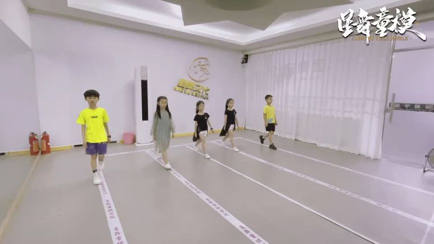 练习模特的步伐,最重要的是步伐重心转移的稳定性