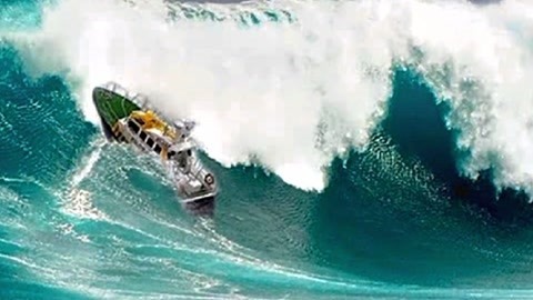 万吨巨轮在海上遇到海啸,为什么还要拼了命的往里面冲进去?