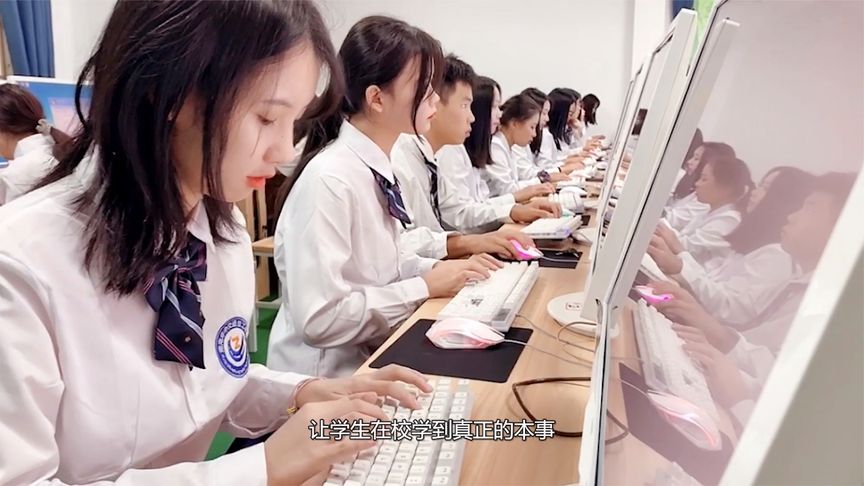 计算机机房上课,理论结合专业实践