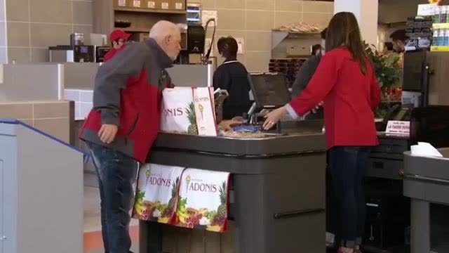 外国恶作剧外国大叔教你垃圾分类回收,气坏顾客