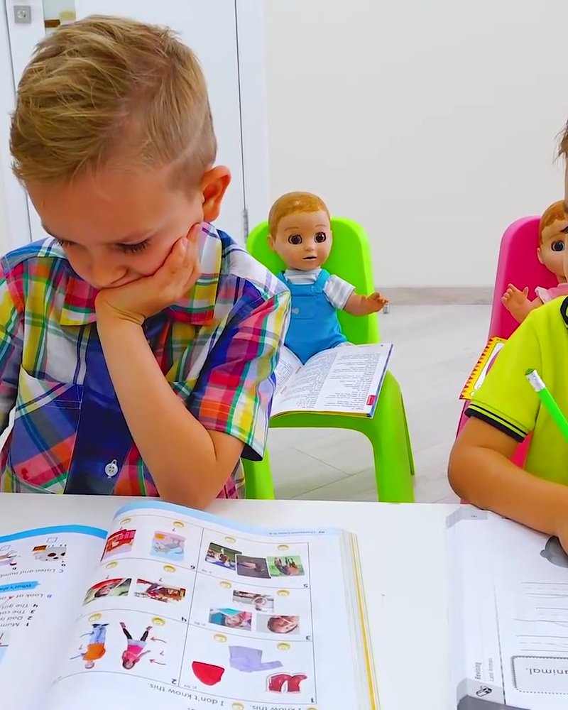 小朋友用超级铅笔和橡皮擦做作业