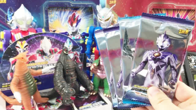 奥特曼卡牌,连开32张,看看能拆到稀有SSR满星卡