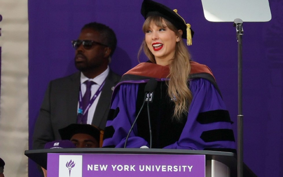 【1080P超清】Taylor Swift纽约大学NYU2022届毕业演讲