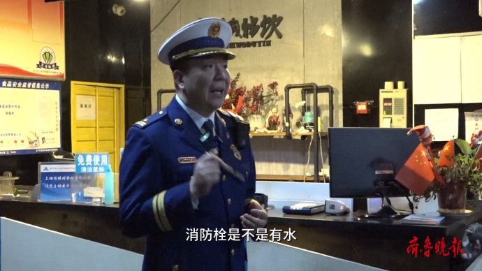 果然视频丨安全出口的门什么时间该开启?