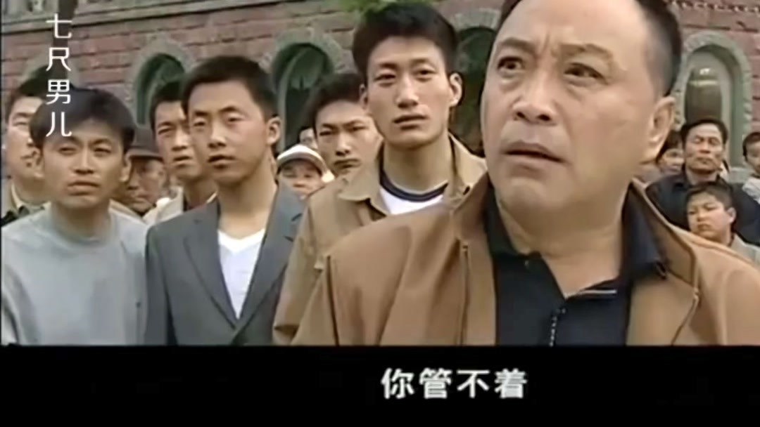 交警当众动手打人,还出言侮辱男子,不料男子一个电话叫来大队长