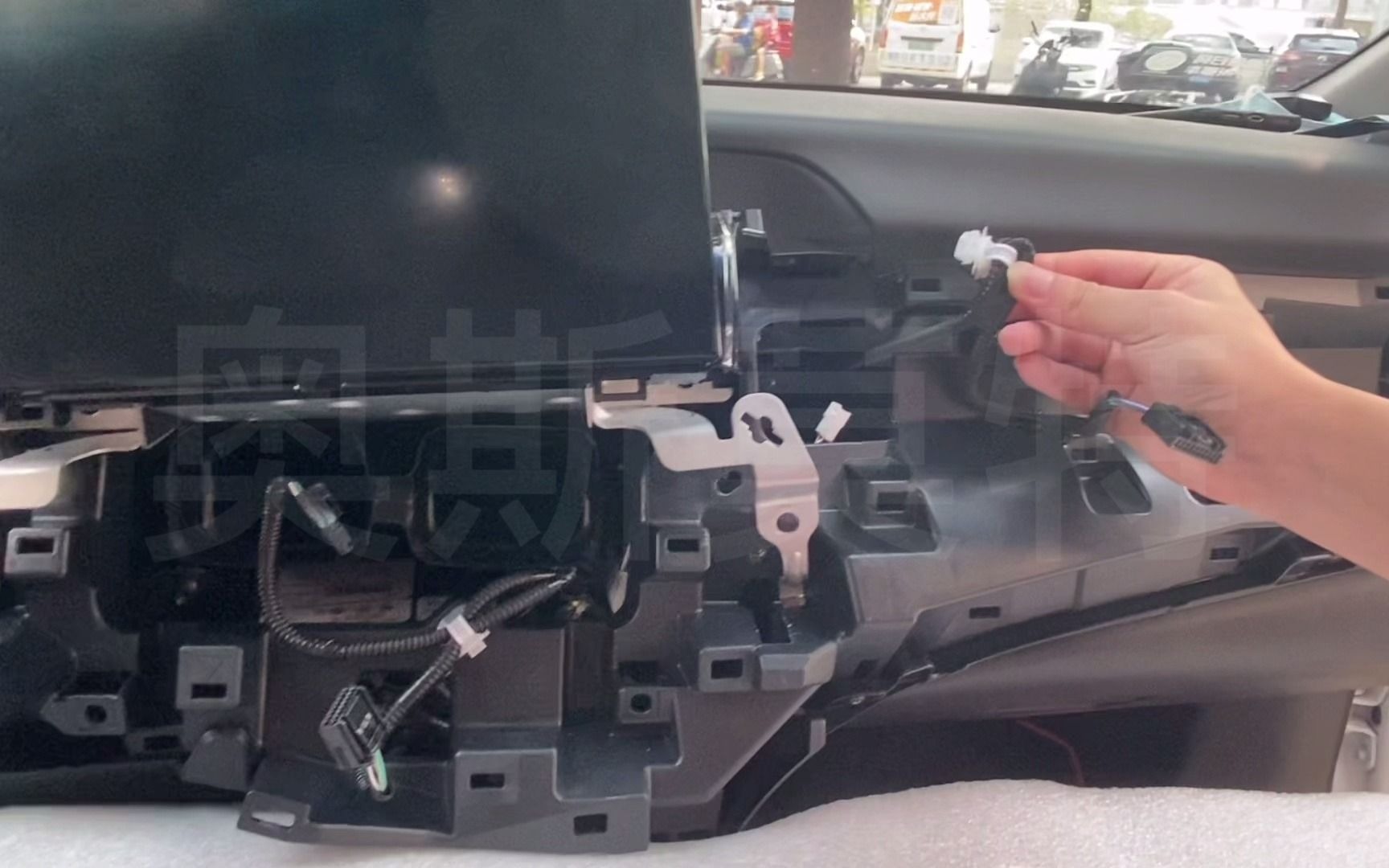 奥斯莫特21款凯美瑞CarPlay拆装中控演示视频