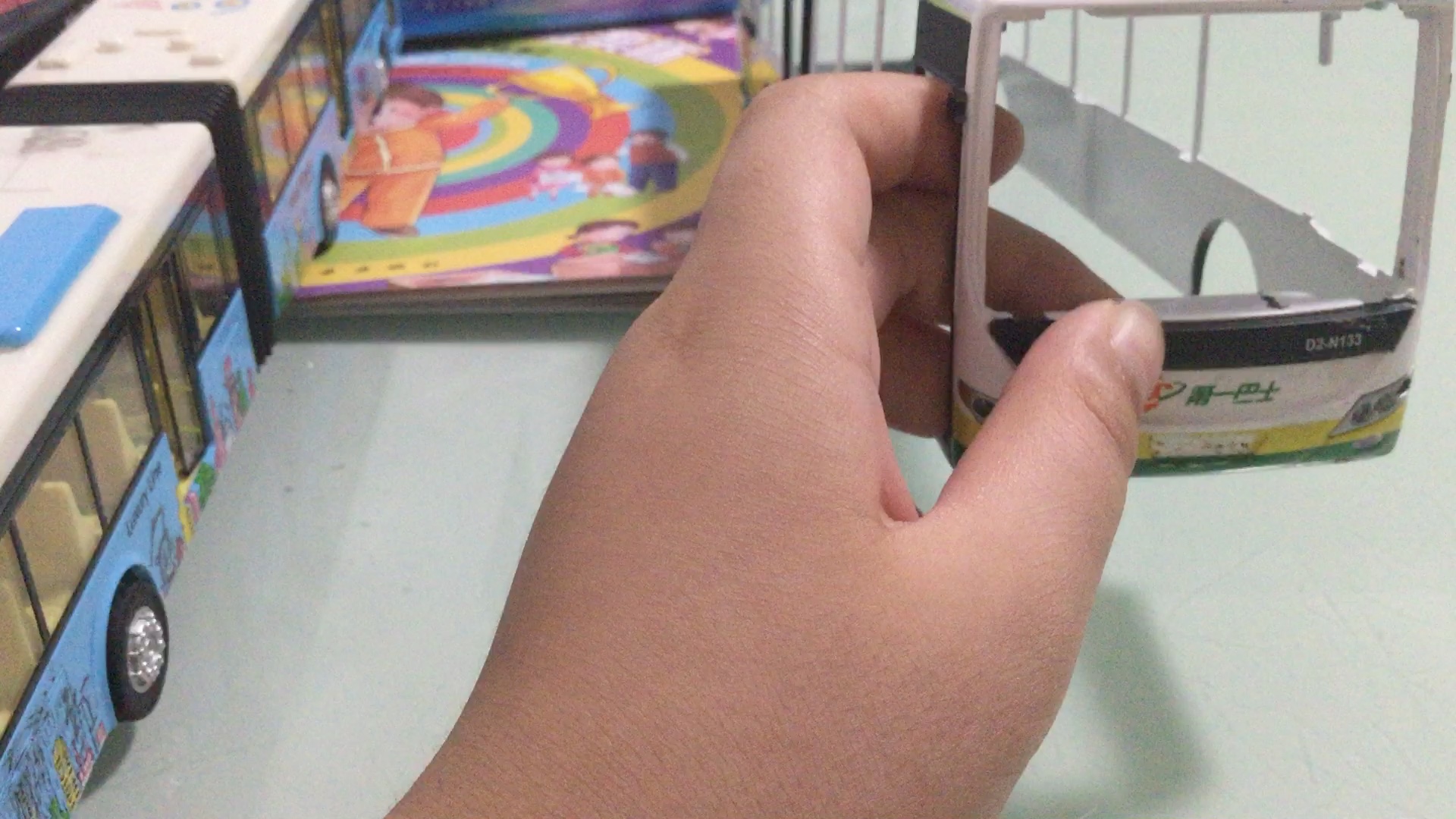 报废的公交车模型。