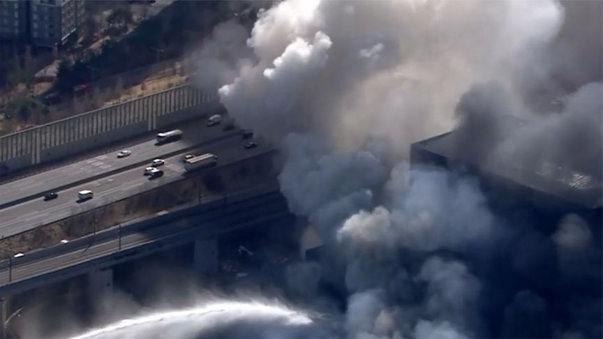 韩国工厂起火40万个轮胎被烧毒烟蔓延:附近居民外逃,高铁改道