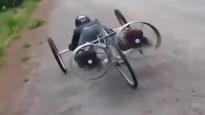 国外小哥自制螺旋桨三轮车,一启动犹如开飞机一样快!