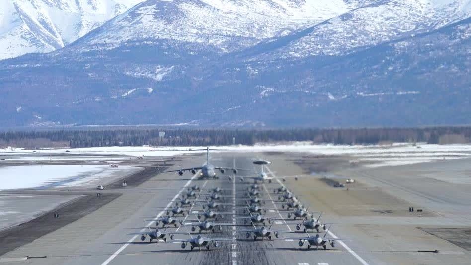 美国军机现身民用机场,疑似为博外界眼球,F22进行大象漫步表演