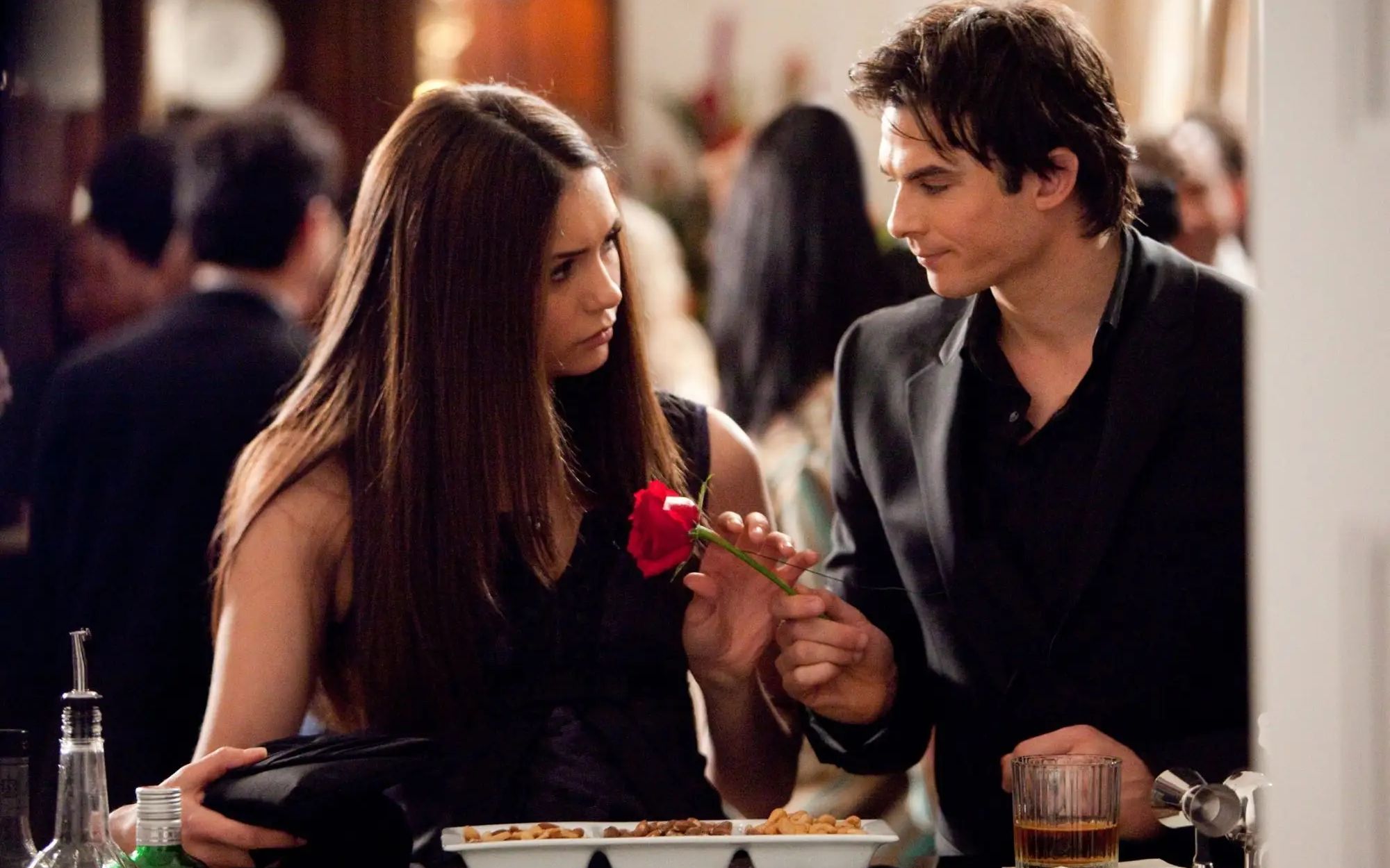 《吸血鬼日记》达蒙竟当着斯特凡的面,kiss埃琳娜,激情四射!