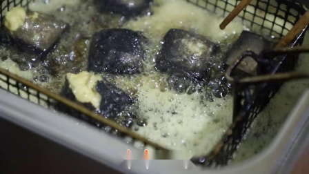 小吃街,学校外必备小吃臭豆腐技术培训,闻起来臭,吃起来香!