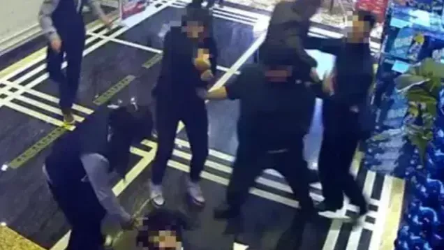 刑拘!5人醉酒后抱摔民警,还在警车里撒尿