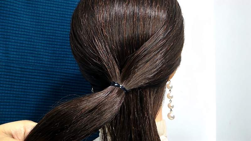 贵气妈妈冬天穿羽绒服这样扎头发,发型气质好看又不脏衣领,太美