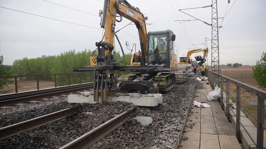 机械更换铁路轨枕。#铁路
