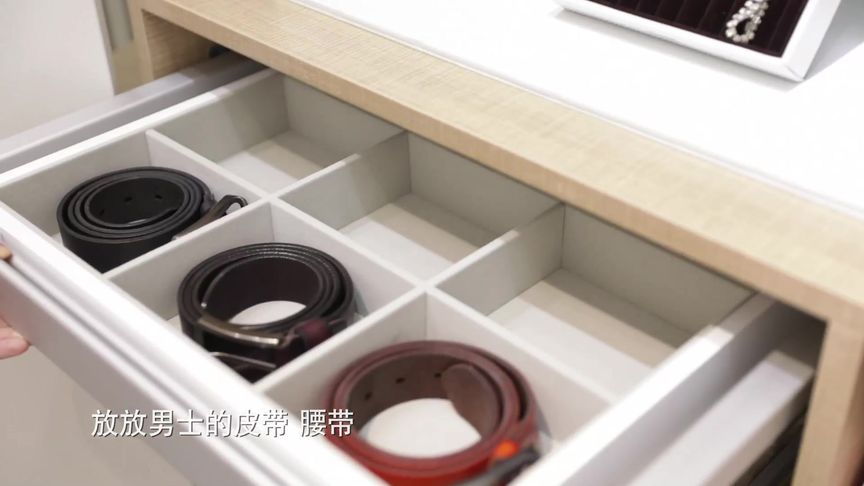 房屋研究所:小户型衣柜如何选择?无轨折叠门为你解决衣柜难题