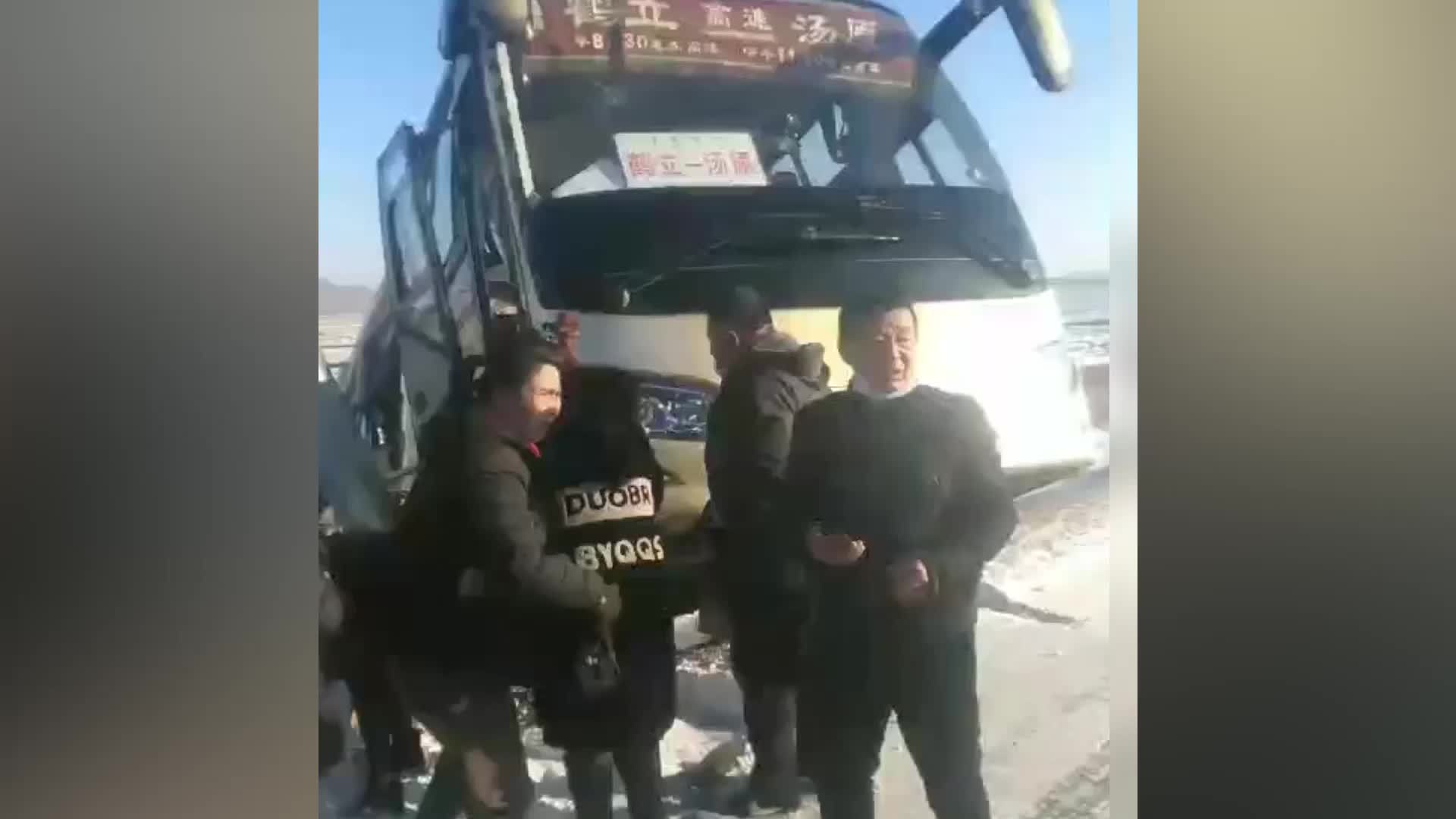 惨烈!黑龙江一客车失控冲出公路致1人死亡,多人受伤倒地不起