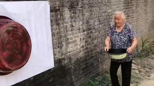 奶奶泼墨的技术了得,瞬间就能变成一幅画,老人的手艺让人开眼界