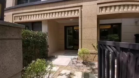 ...证面积128平实用260平。送花园送地下室、送阳光房。一手现房免税