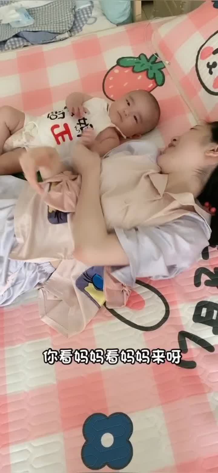 亲子互动时光累并快乐着,不要小看宝宝的模仿能力,四个月20天的宝宝...