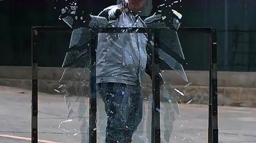 能挡炸弹的钢化玻璃,强度是普通玻璃数倍,这"玻璃心"太强大!