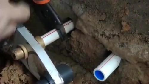 水管工人一个人给水管热熔,手法相当的熟练,看得出来是个多年的师傅了