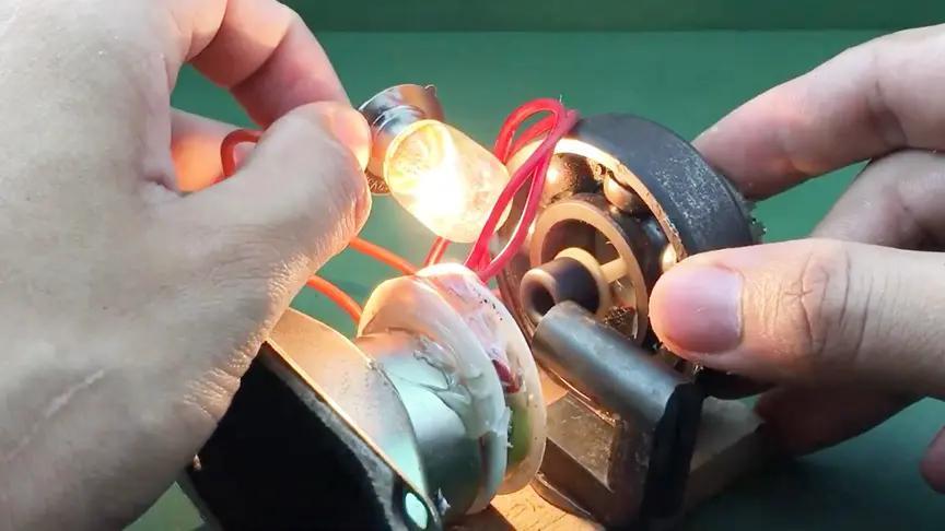 科技达人自制的无电能发电机,100%能运行,这技术我服了